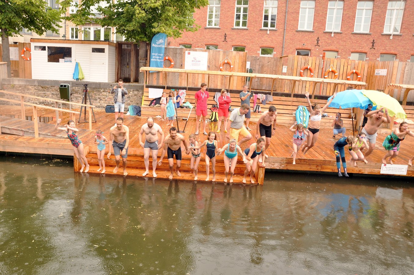 40 deelnemers springen in Brugse reien om aandacht te vragen voor ...