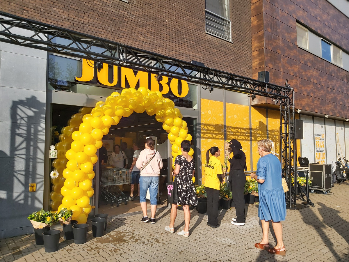 Meteen volkstoeloop voor gloednieuwe Jumbo Niel: “Eerste nieuwsgierigen ...