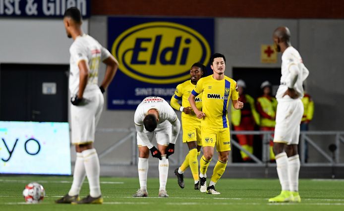 ‘Goddeloos’ Antwerp ontsnapt aan nederlaag op Stayen na penaltygoal ...