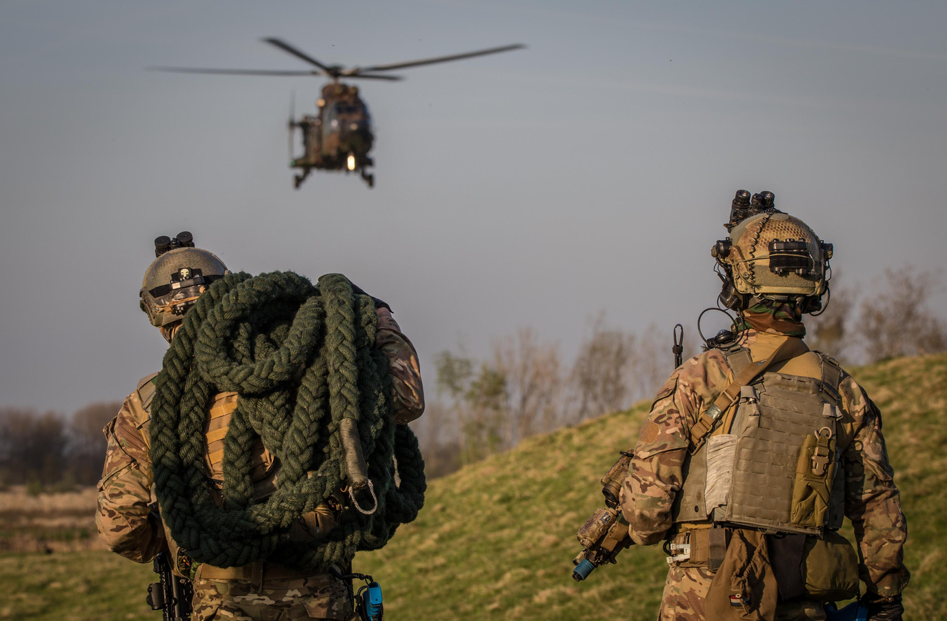Luchtspektakel van helikopters boven de Hoeksche Waard | Foto | AD.nl
