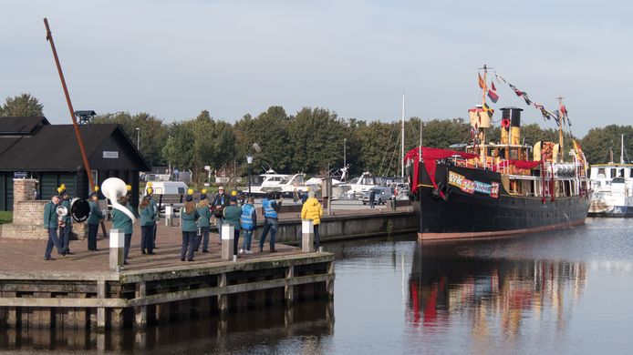 Pakjesboot 12 is voor opnames voor het Sinterklaasjournaal in de haven ...
