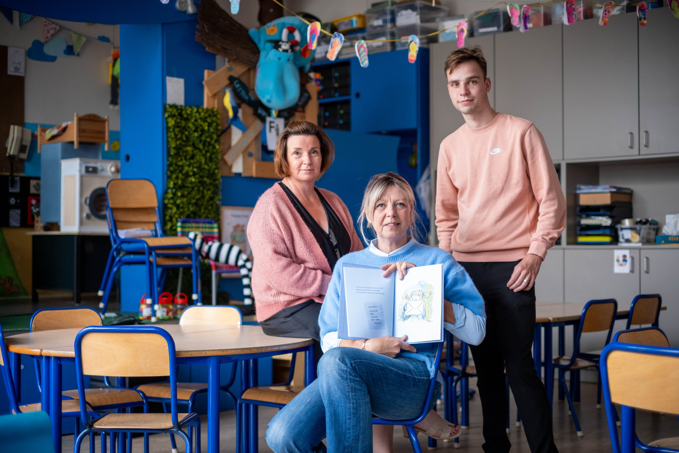 Palliatieve Inge Nees overhandigt eerste ‘Juf waar ben je?’ aan De Ark ...