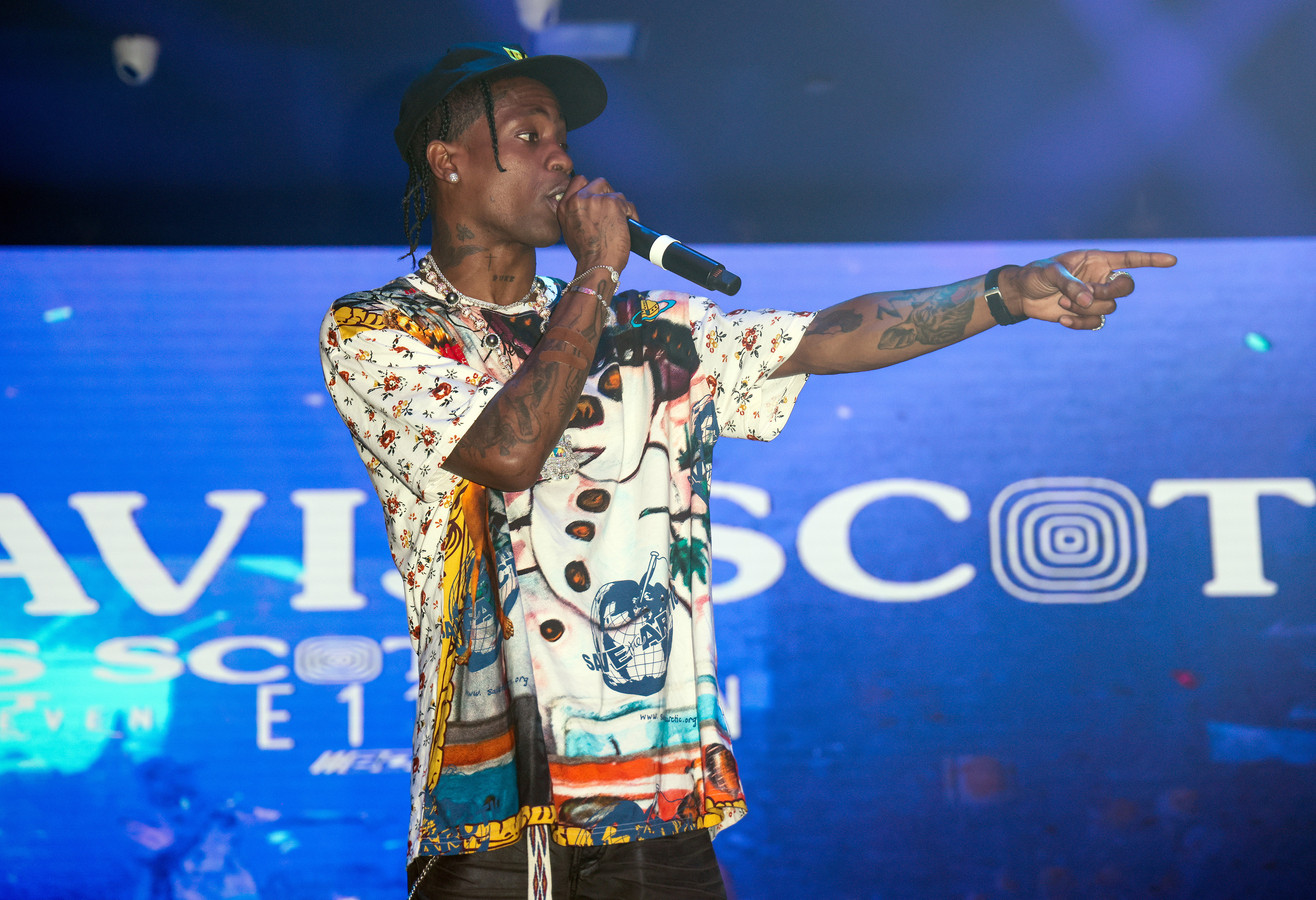 Rapper Travis Scott geeft eerste publieke show sinds dodelijk drama ...