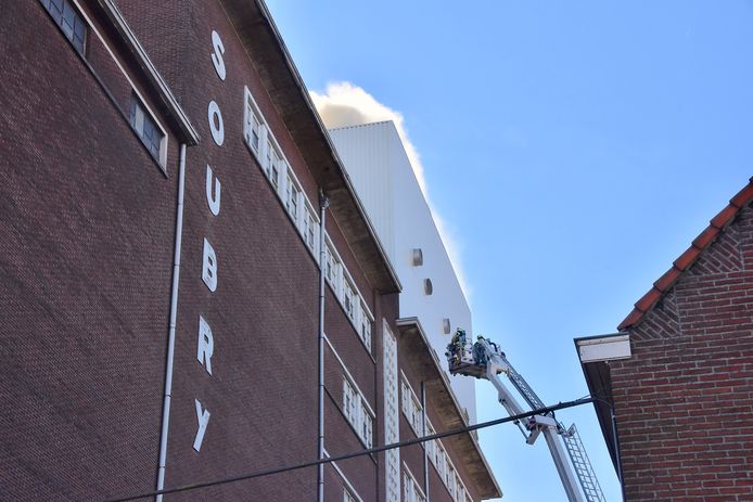 Hevige silobrand bij Soubry: Trakelweg urenlang afgesloten | Roeselare ...