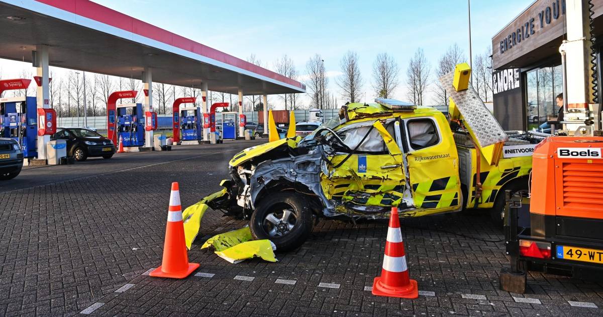 Deze gehavende auto van Rijkswaterstaat staat niet voor niks langs de ...