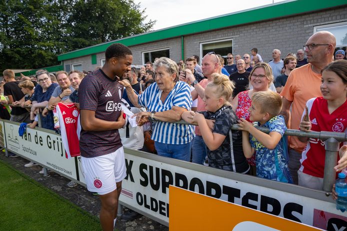 Oldebroek geniet van Ajax en andersom op avond die gesmeerd verloopt | Oldebroek | destentor.nl