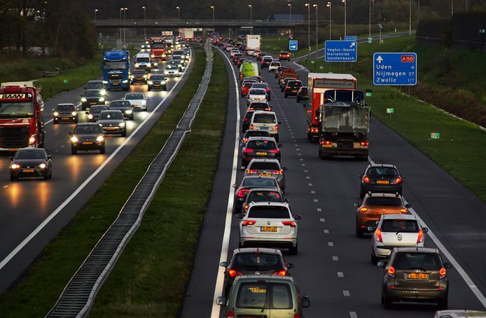 Pinksterdrukte op snelwegen: vooral rond Nijmegen opvallend veel files ...