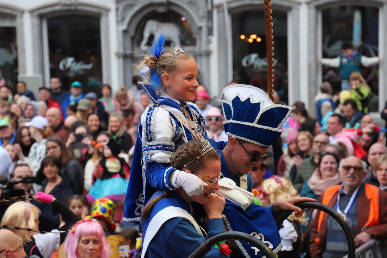 Carnavalisten verwelkomen hun nieuw Prinsenpaar op de Grote Markt ...