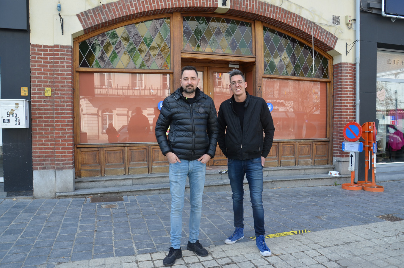 Nieuwe eigenaars Kris en Chris geven bekende café Gambrinus serieuze metaformose: “We hopen om ...