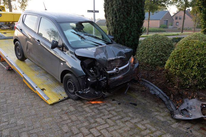 Automobiliste verliest macht over het stuur en ramt gevel van huis in ...