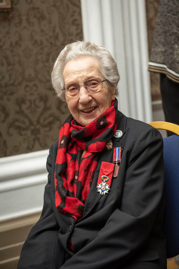 Britse veterane Marie Scott (96) ontsteekt als eerste vrouw het ...
