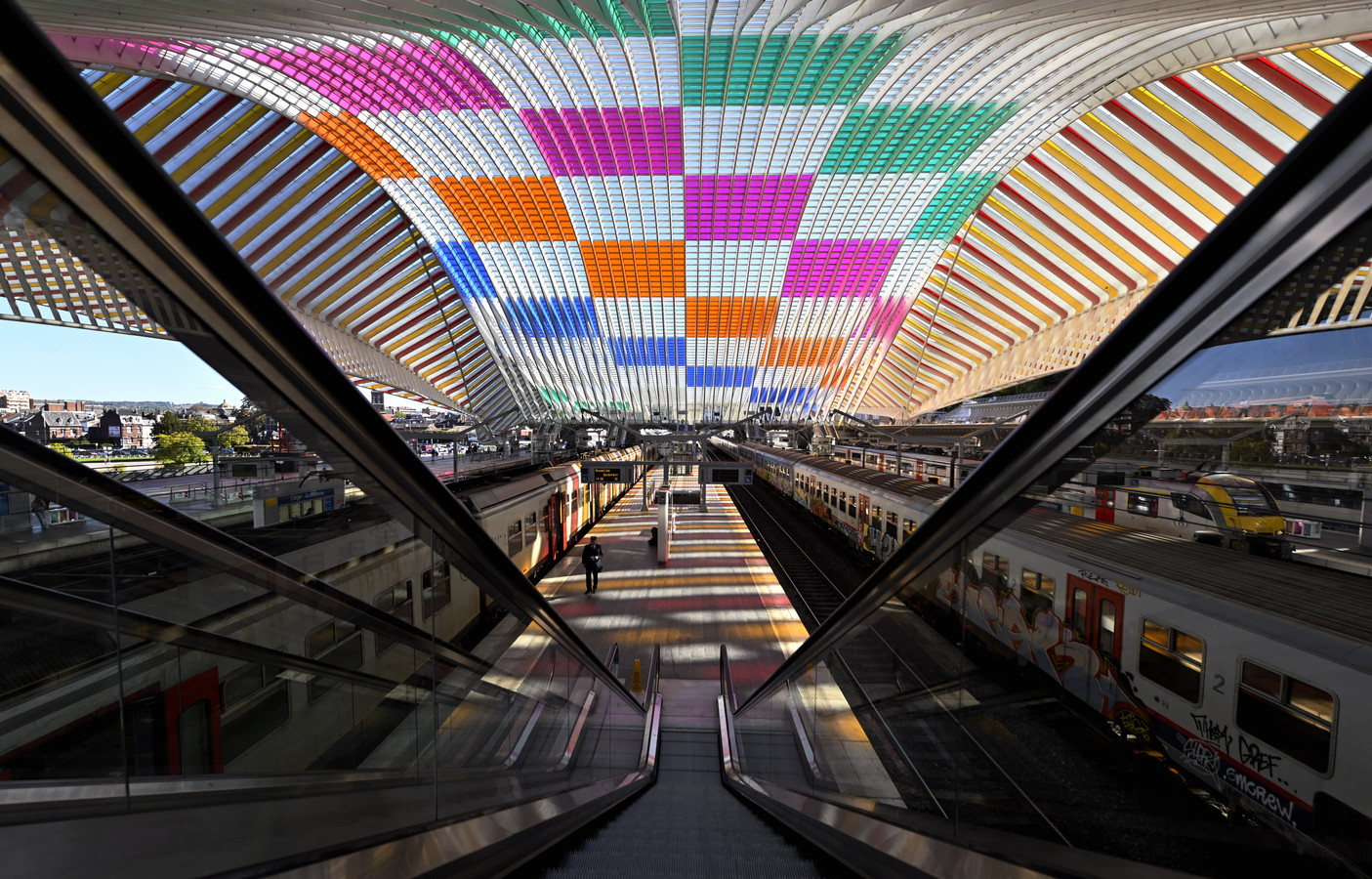 IN BEELD. Treinstation Luik-Guillemins baadt in de kleuren van de ...
