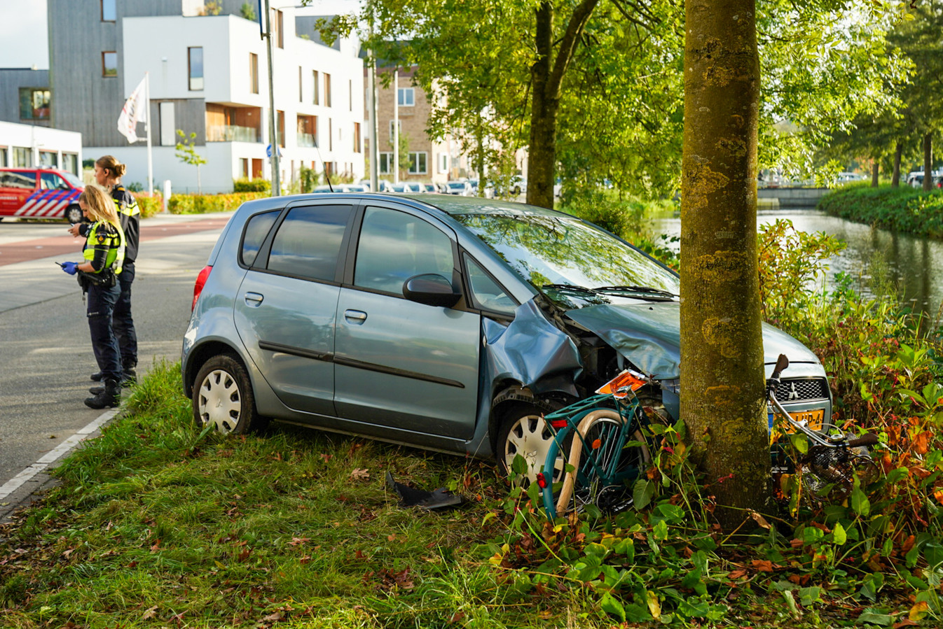 Kind door auto tegen boom gedrukt bij naar ongeval ter hoogte van ...