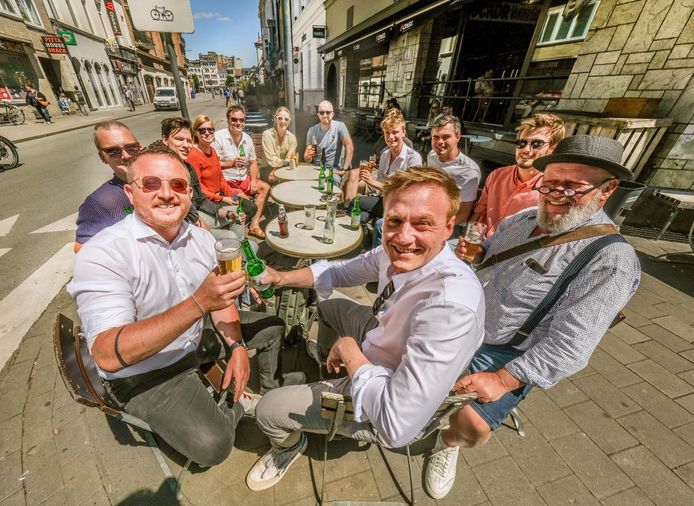 Na de inspanning volgt even ontspanning op café: Vooruit verzamelt op ...