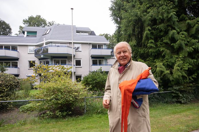 Vlaggenmast verhogen van 5,5 meter naar 8 meter? Dat kost dan 600 euro ...