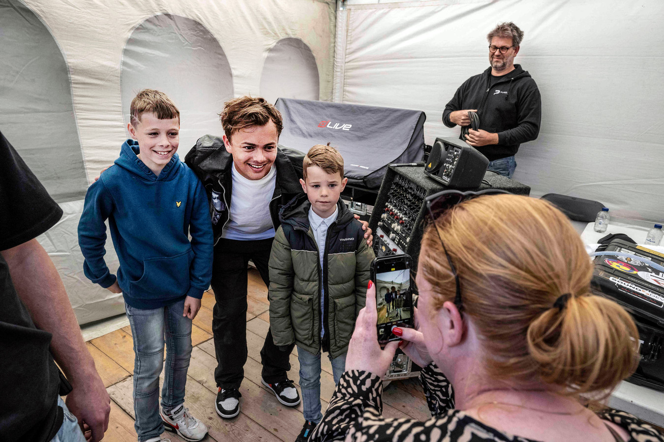 Flemming legt concert stil als 8-jarige Noah wordt geraakt door blik ...