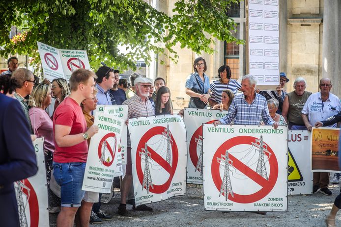 Hoogspanning in Brugge, waar ministers en 25 burgemeesters samenzitten ...