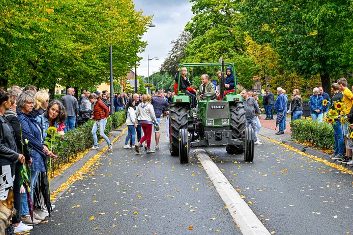 Indrukwekkende stoet voor verongelukt gezin uit Bosschenhoofd, dorp ...