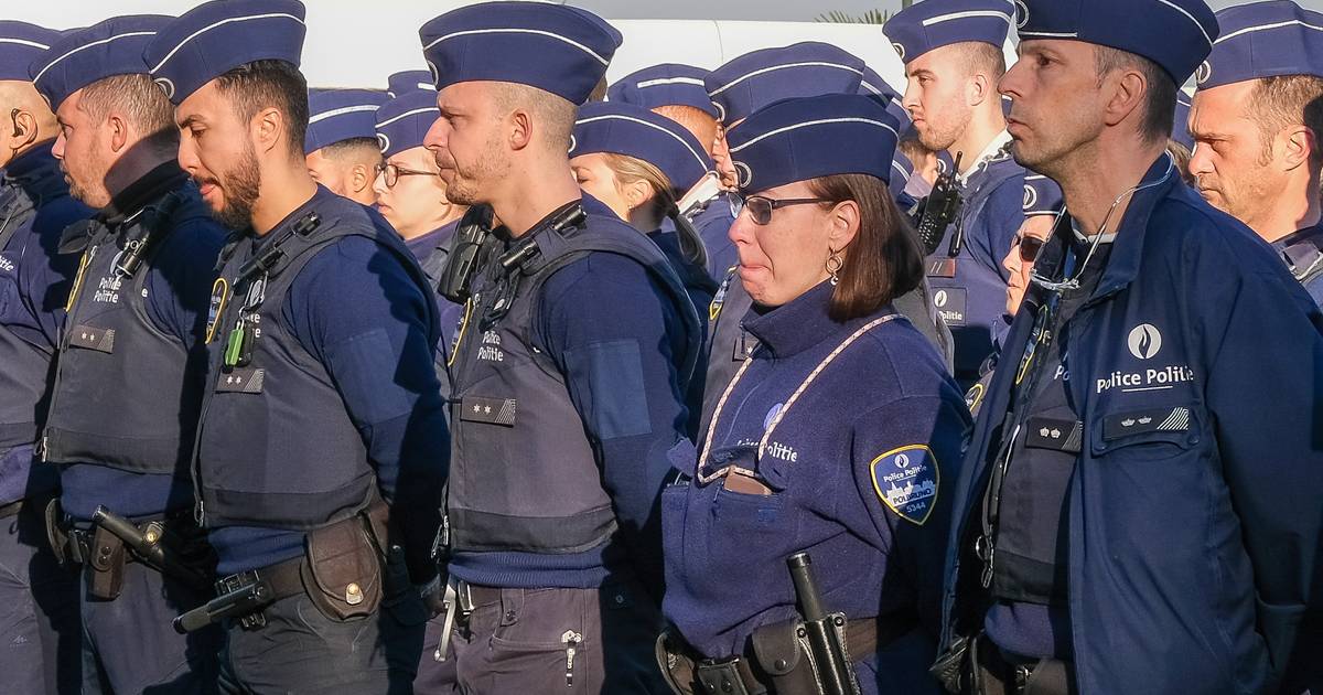 Duizend agenten houden indrukwekkend eerbetoon aan overleden collega ...