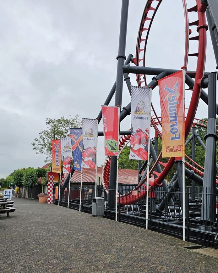 Pretpark komt er ’s ochtends achter dat vlaggen zijn verwisseld ...