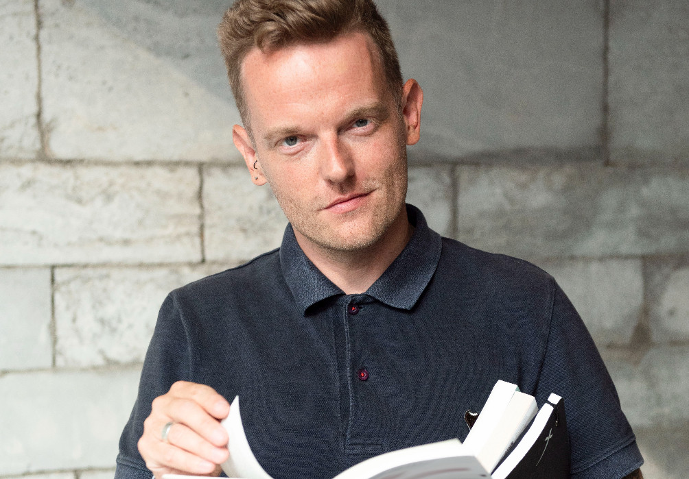 Tom De Cock wint literatuurprijs in Nederland: “Als ik schrijf, eet ik enkel junkfood, draag ...