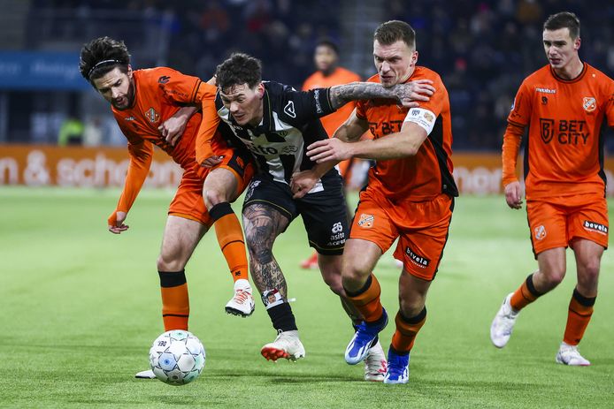 Heracles-spits Jizz Hornkamp siert langverwacht thuisdebuut op met ...