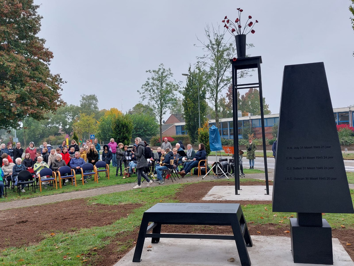 Achttien klaprozen ter nagedachtenis aan bevrijding en gesneuvelde Engelse militairen in Aalten ...