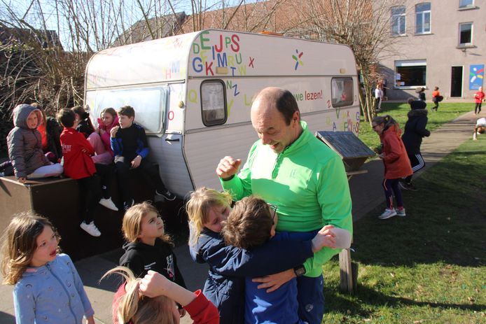 Meester Patrick neemt na carrière van 42 jaar afscheid van Dentergemse ...