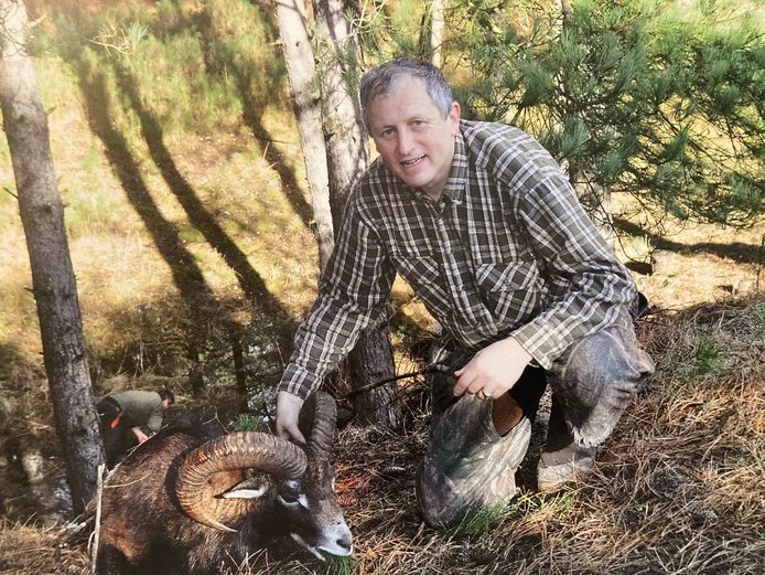 Plat op de buik, met een schotwonde en een dode ree naast hem: wat is ...