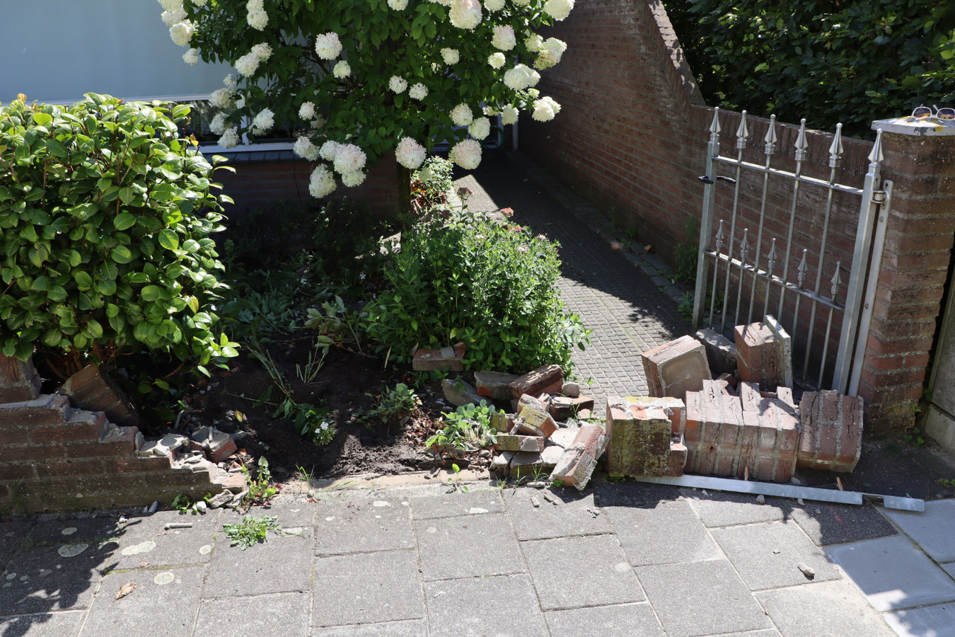 Motorrijder rijdt bij toerrit dwars door muurtje van voortuin in ...