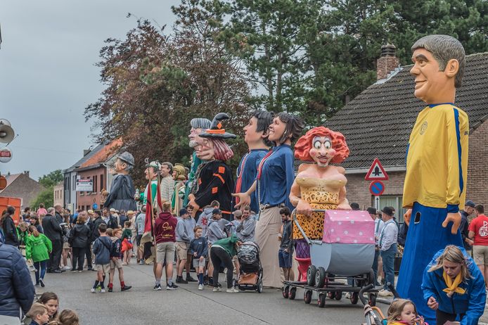 Reuzen dansen door straten tijdens halfoogstkermis | Dendermonde | hln.be