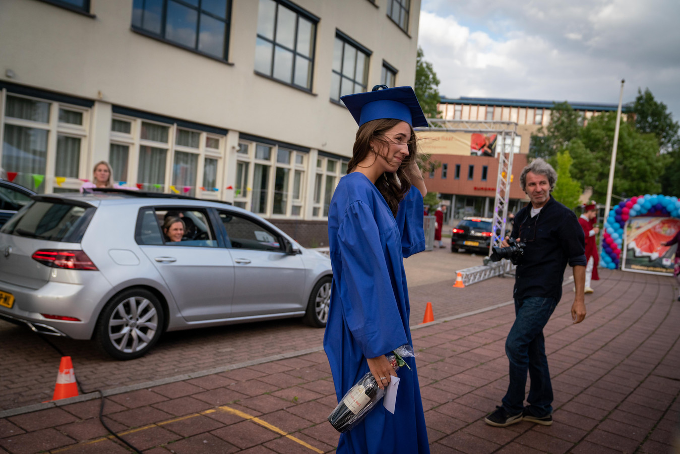 Diploma-uitreiking in ‘drive-in diploscoop’ van Candea College | Foto ...