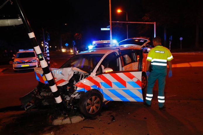 Politieauto met zwaailicht en sirenes in botsing met personenauto in ...