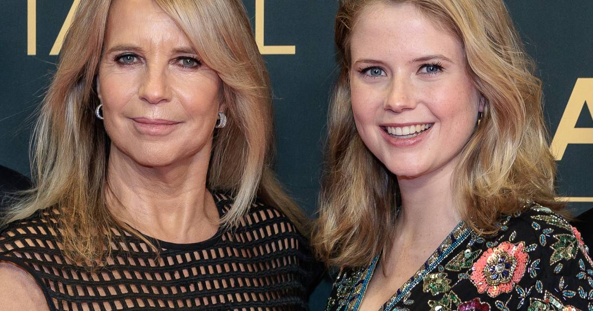 Linda de Mol en dochter Noa Vahle nemen afscheid van gezinshond: ‘Ik ...