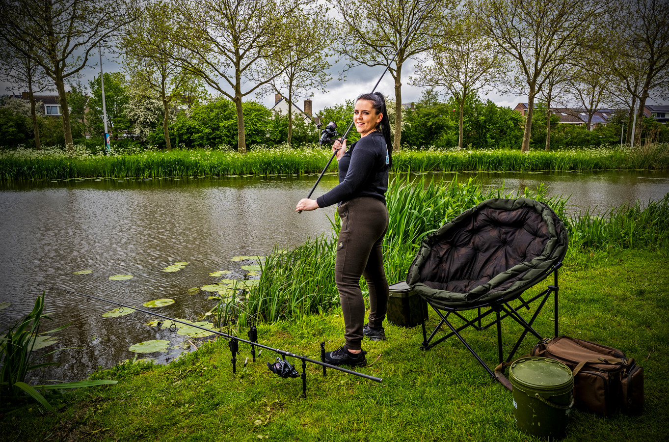 Alphense Romy is een van de weinige vrouwelijke karpervissers, dit ...