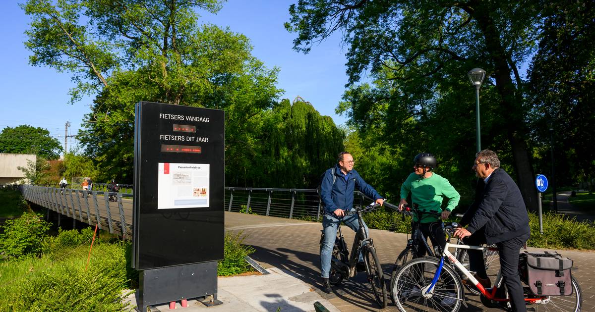 Bijna 1,5 miljoen fietsers rijden in één jaar over Passantenbrug | Brugge | hln.be