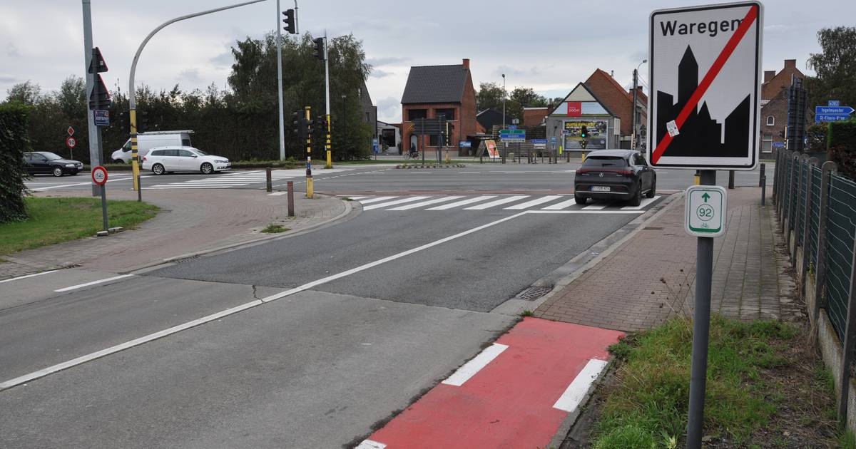 Voorsorteerstroken op kruispunt Duthoystraat en Desselgemseweg | Waregem | hln.be