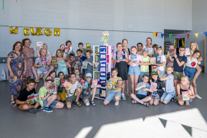 Vierde klas VBS Opstal wint leeswedstrijd en krijgt boekenkast van ...