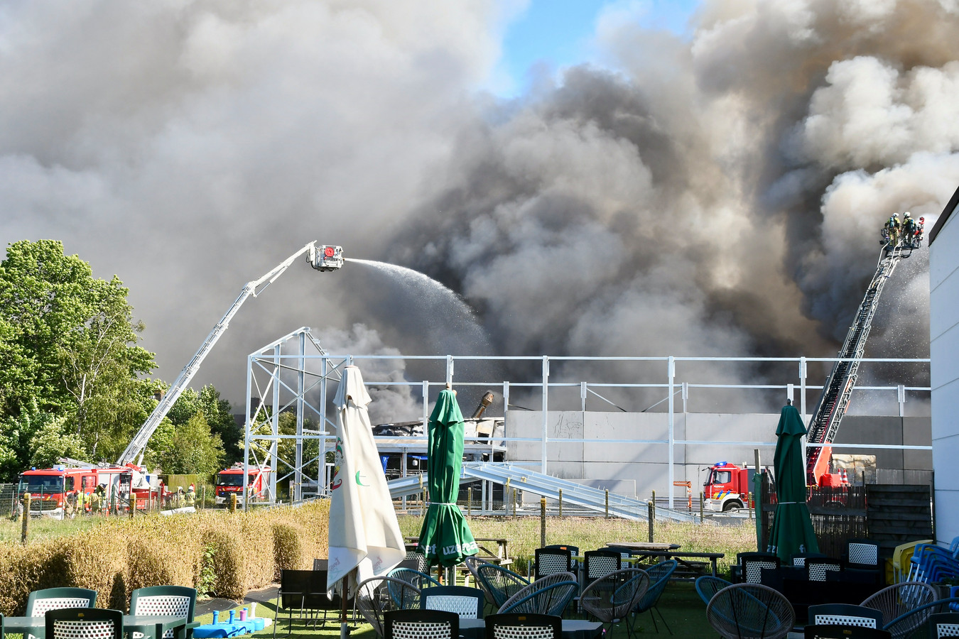 Zware brand treft productieafdeling pannenkoekenfabriek Lipcas: giftige ...
