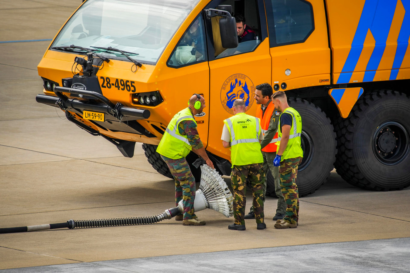 Vliegtuig van Defensie landt uit voorzorg op Eindhoven Airport ...