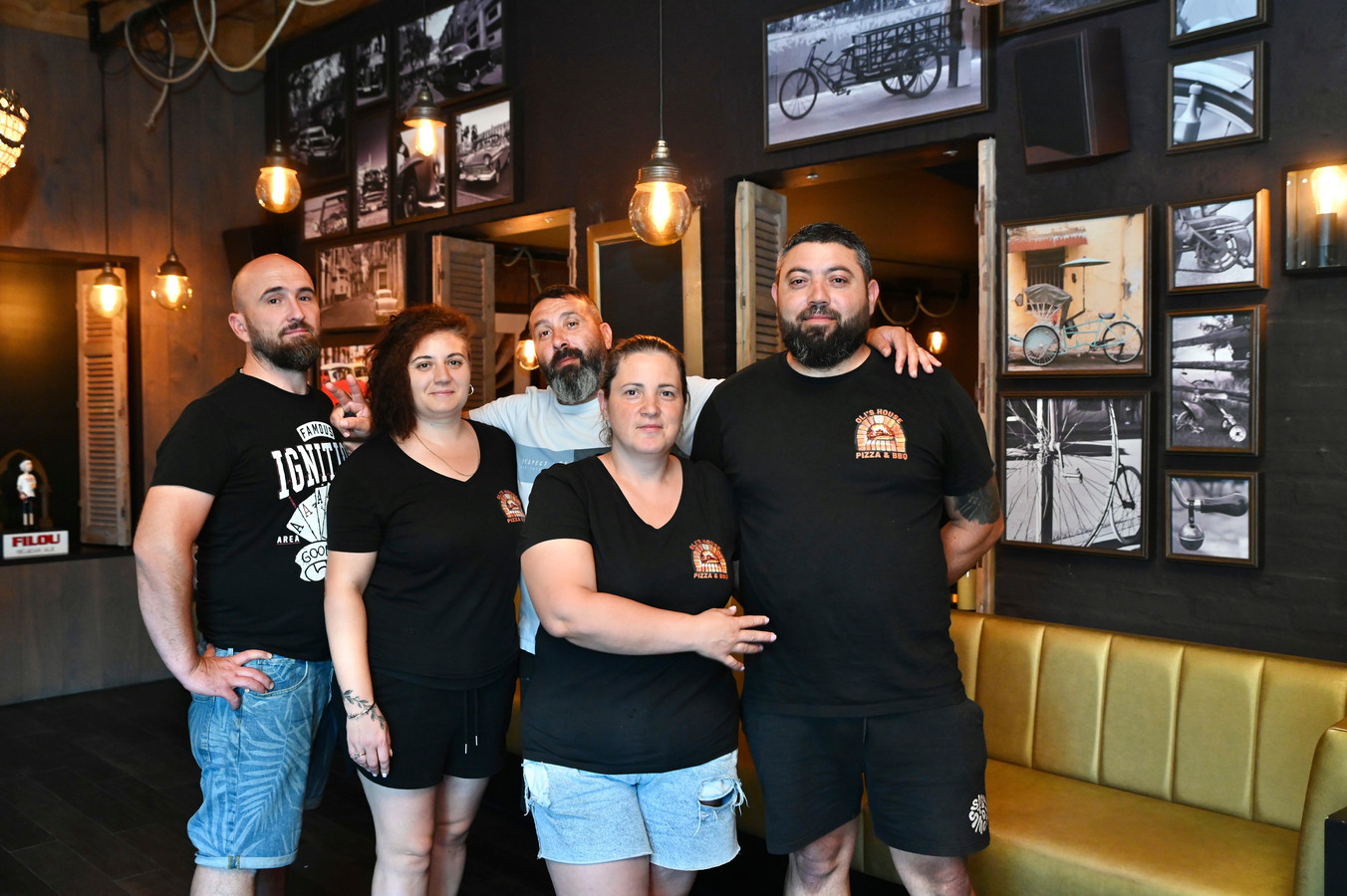 NET OPEN. Drie Roemeense koppels openen samen restaurant Oli's House ...