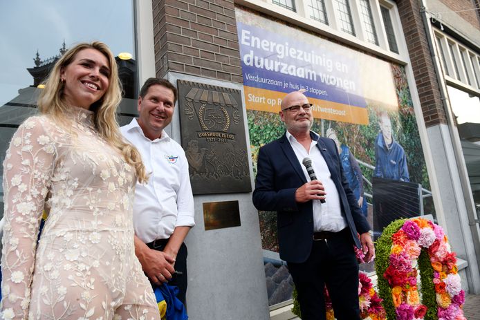 Vijftig jaar Boeskool is Lös: zilveren erepenning voor Oldenzaalse ...