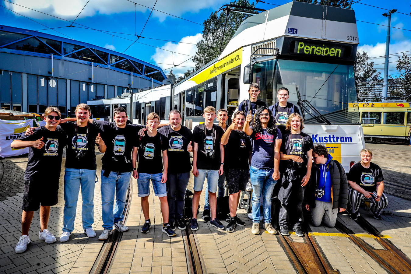 Veel mensen nemen afscheid van de oude kusttrams: “Niets dan lof voor ...