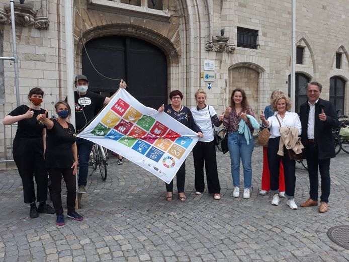 Duurzame helden hijsen SDG-vlag | Mechelen | hln.be