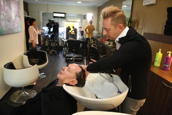 Koen Crucke in de stoel bij kapper Nils | Wevelgem | hln.be