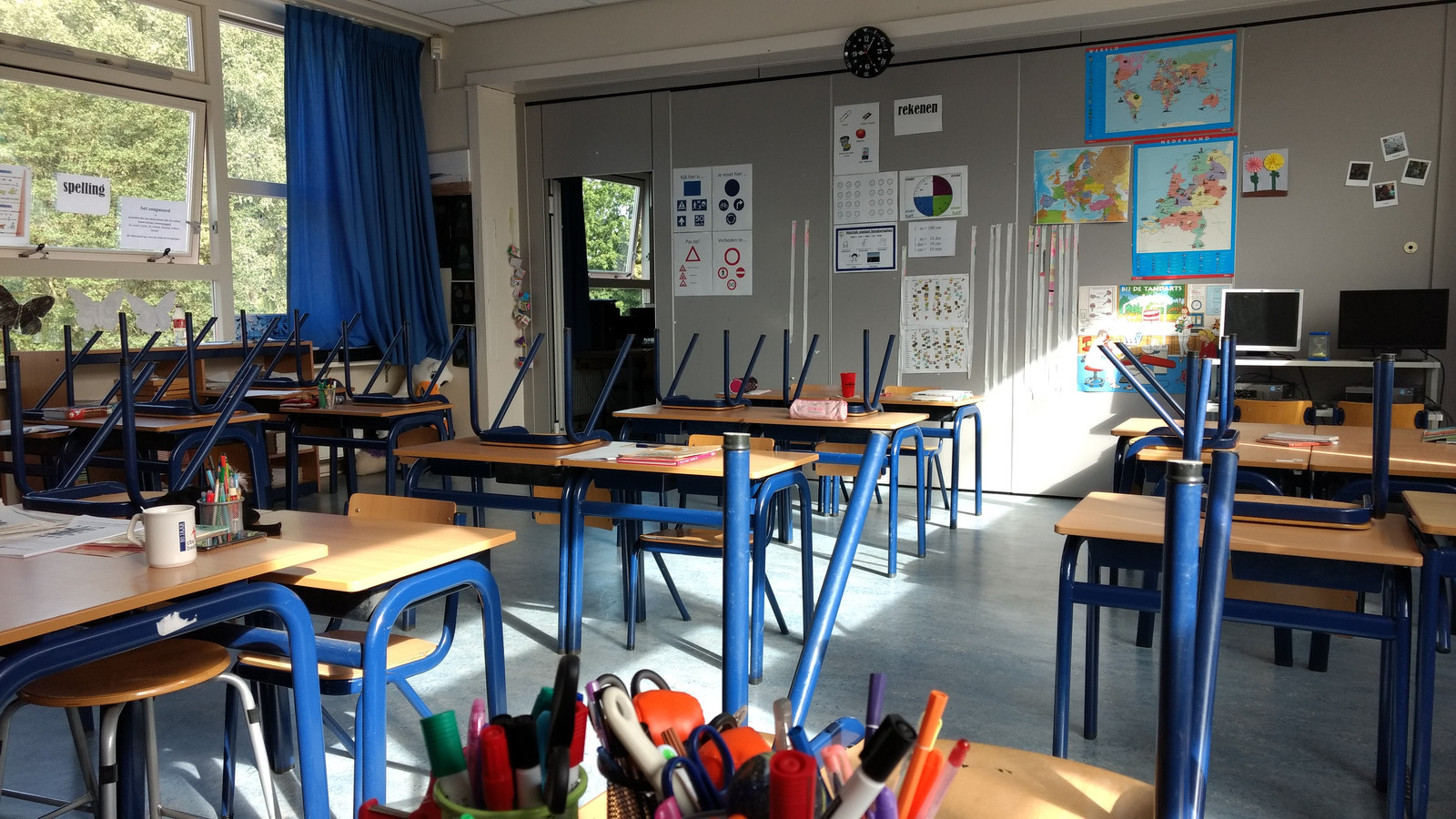 Lege pleinen en dichte deuren: de leraren staken | Foto | AD.nl