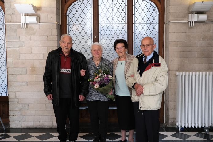 “Getrouwd in jaar dat Laika rond aarde zweefde!”: Stad viert ...