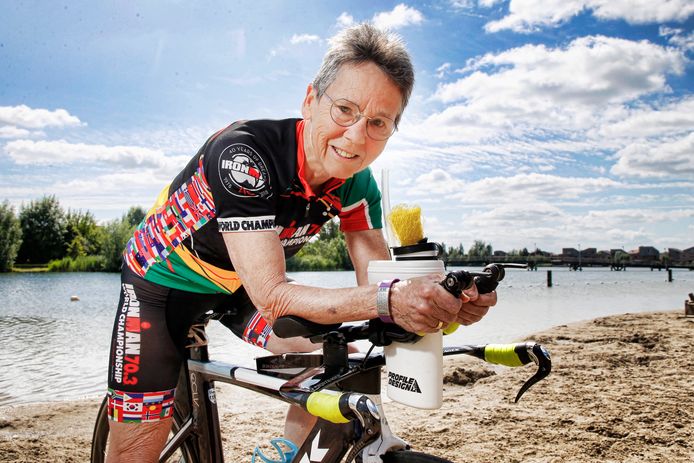Janet (73) heeft Parkinson, maar doet ‘gewoon’ mee aan het EK triatlon ...