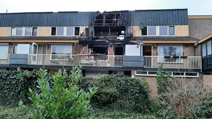 Buren bonken tevergeefs op de ramen; bewoner komt om bij brand in ...