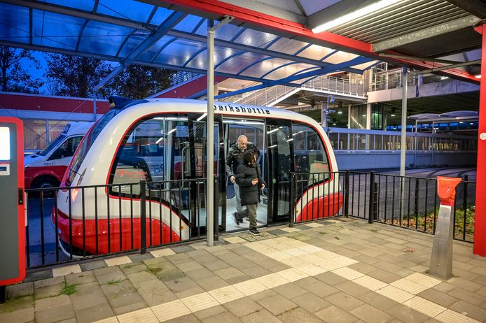 Na tegenslag op tegenslag rijdt de ParkShuttle nu eindelijk (en hij is ...